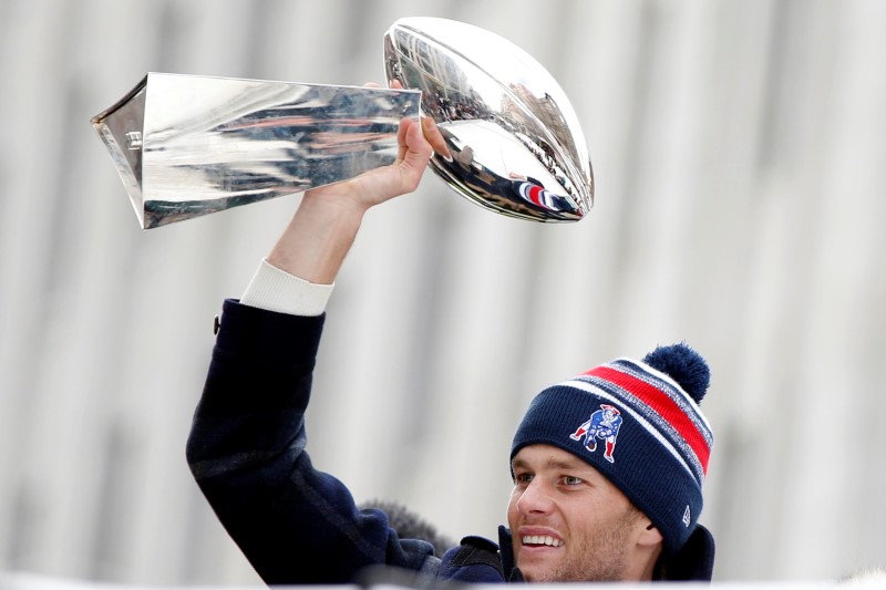 Fans cheer Patriots atop Boston snow piles at Super Bowl parade By Reuters